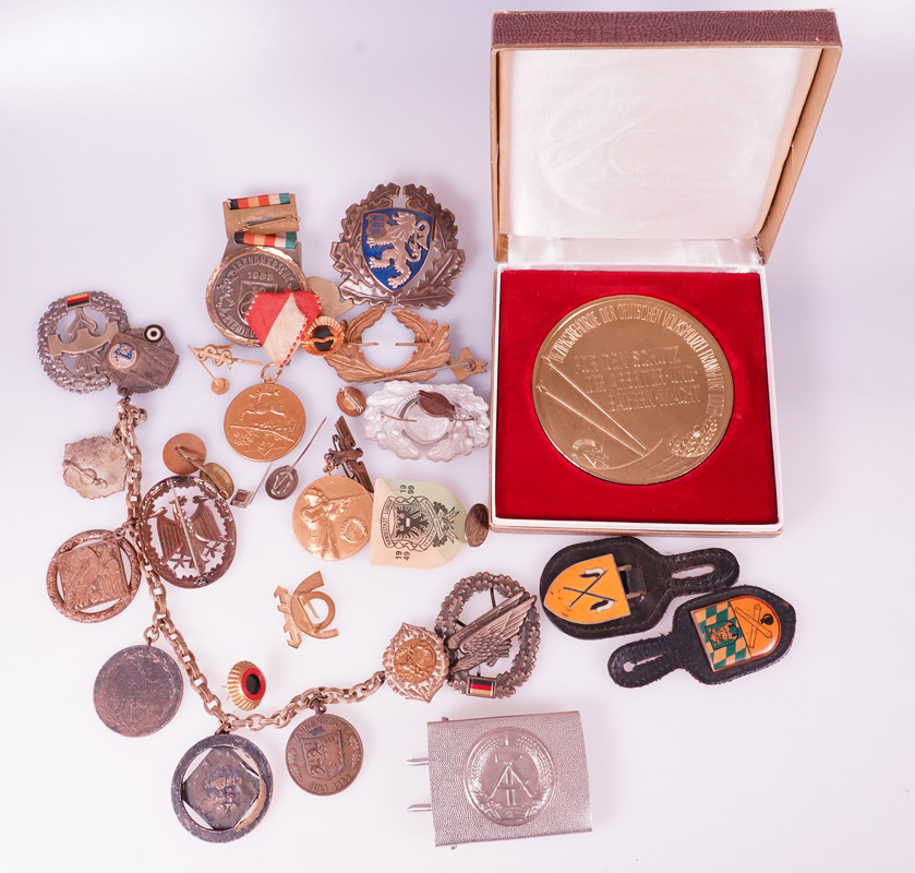 Konvolut Abzeichen | Neuheiten | Trave Militaria - Orden und Ehrenzeichen