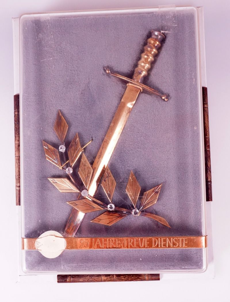 DDR NVA Ehrengeschenk Dolch für 25 Jahre treue Dienste | Archiv | Trave ...