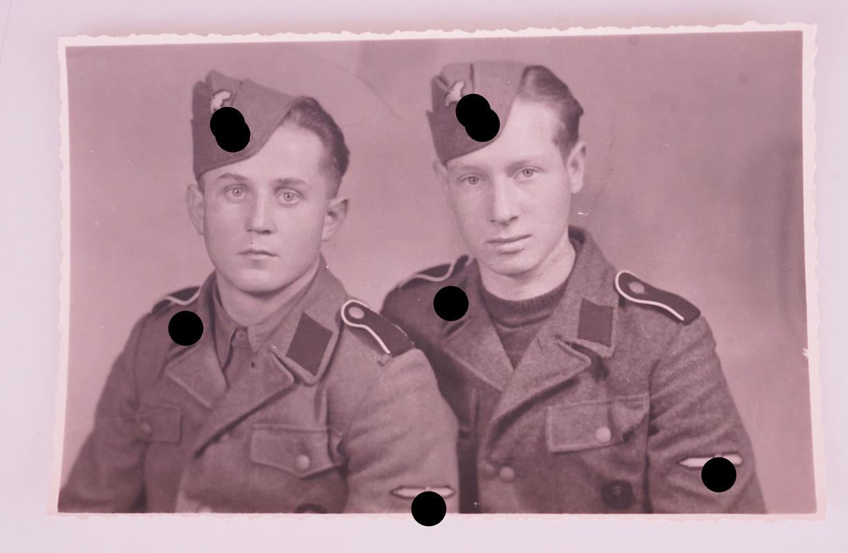 Foto 2 SS-Schützen | Archiv | Trave Militaria - Orden und Ehrenzeichen