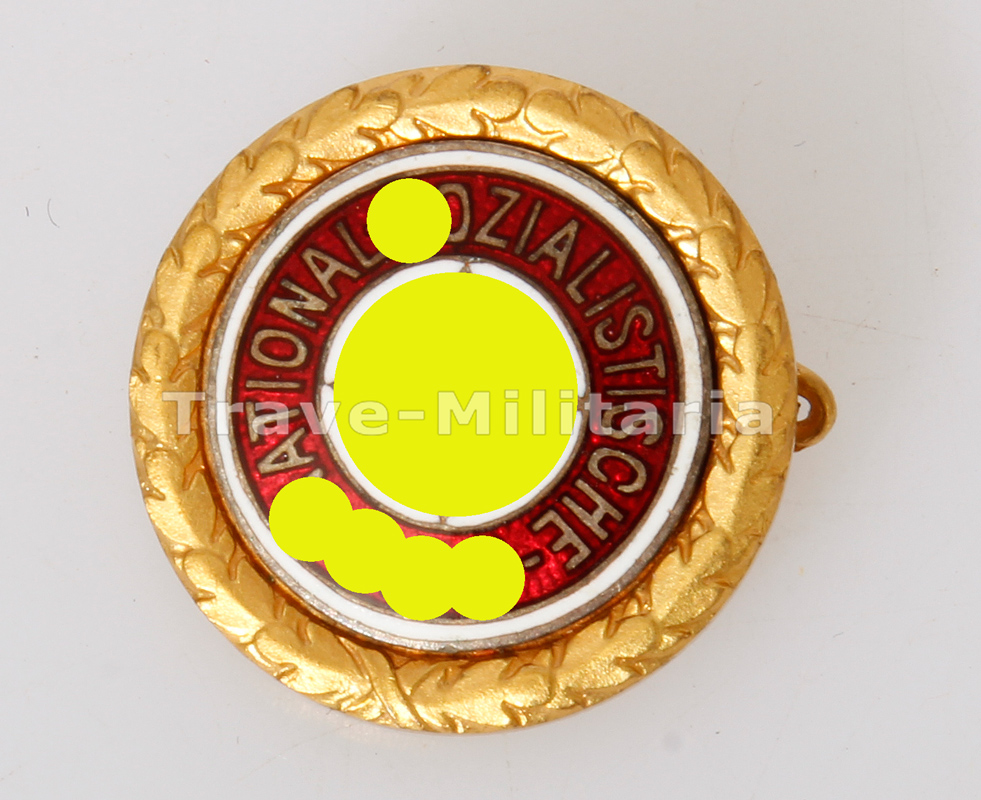 NSDAP Goldenes Parteiabzeichen mit Nummer 83245 | Archiv | Trave ...